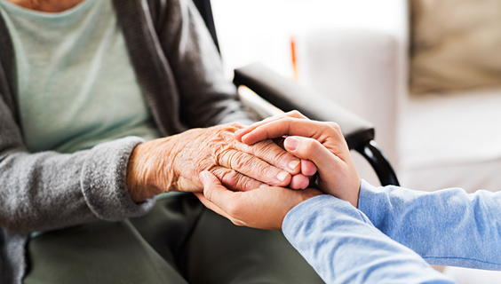 SOSU-assistent samler ind til ældre | FOA